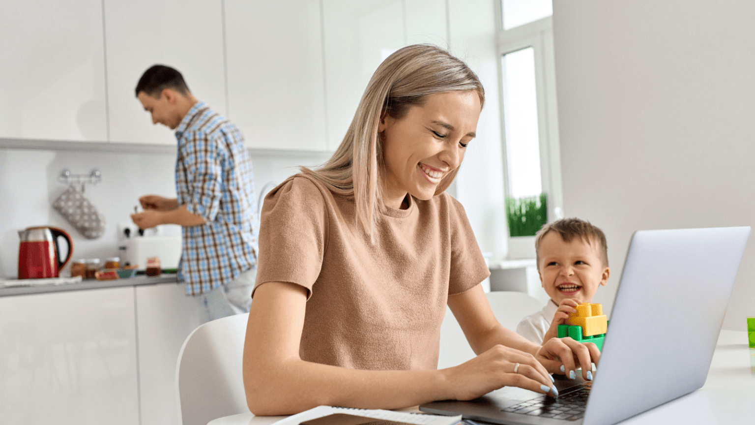 Balancing Work, Family, and Motherhood: Tips for Working Moms ...