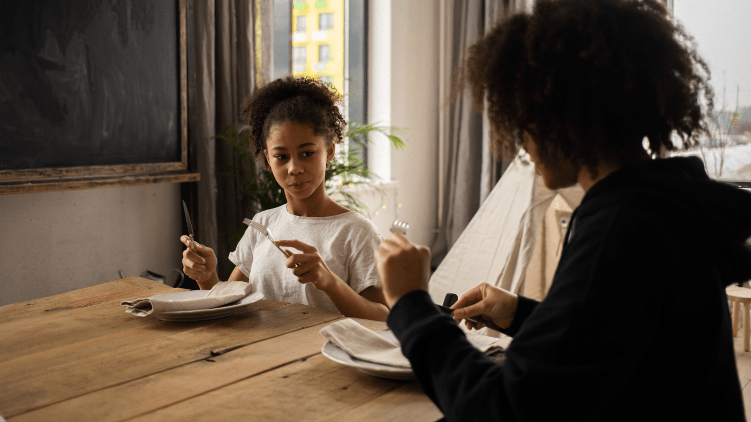 Parenting Hacks for Thanksgiving Table Etiquette: Teaching Manners to ...