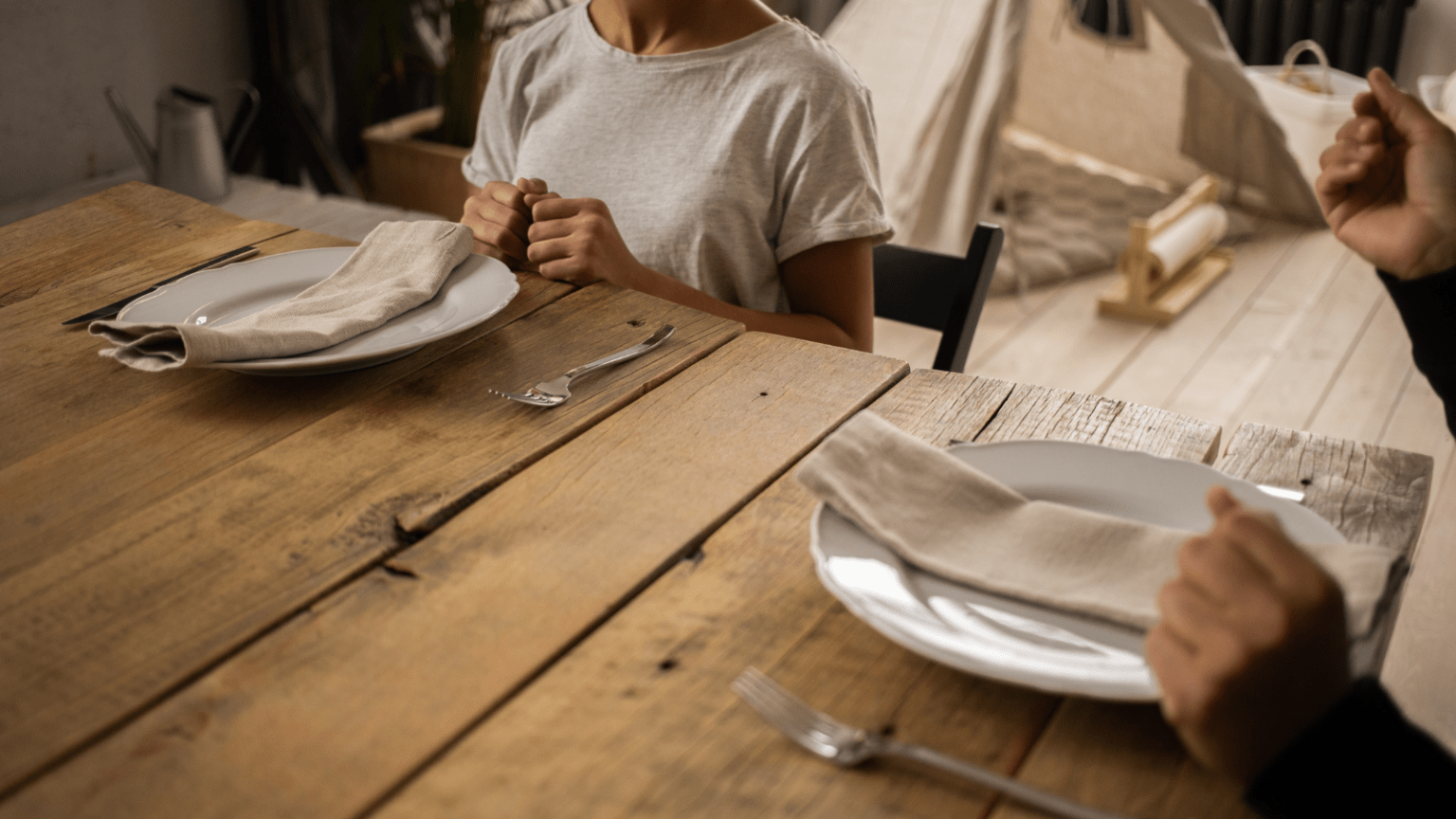 Parenting Hacks for Thanksgiving Table Etiquette: Teaching Manners to ...